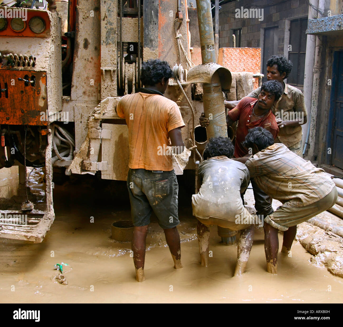 labourers at construction site delhi india Stock Photo - Alamy