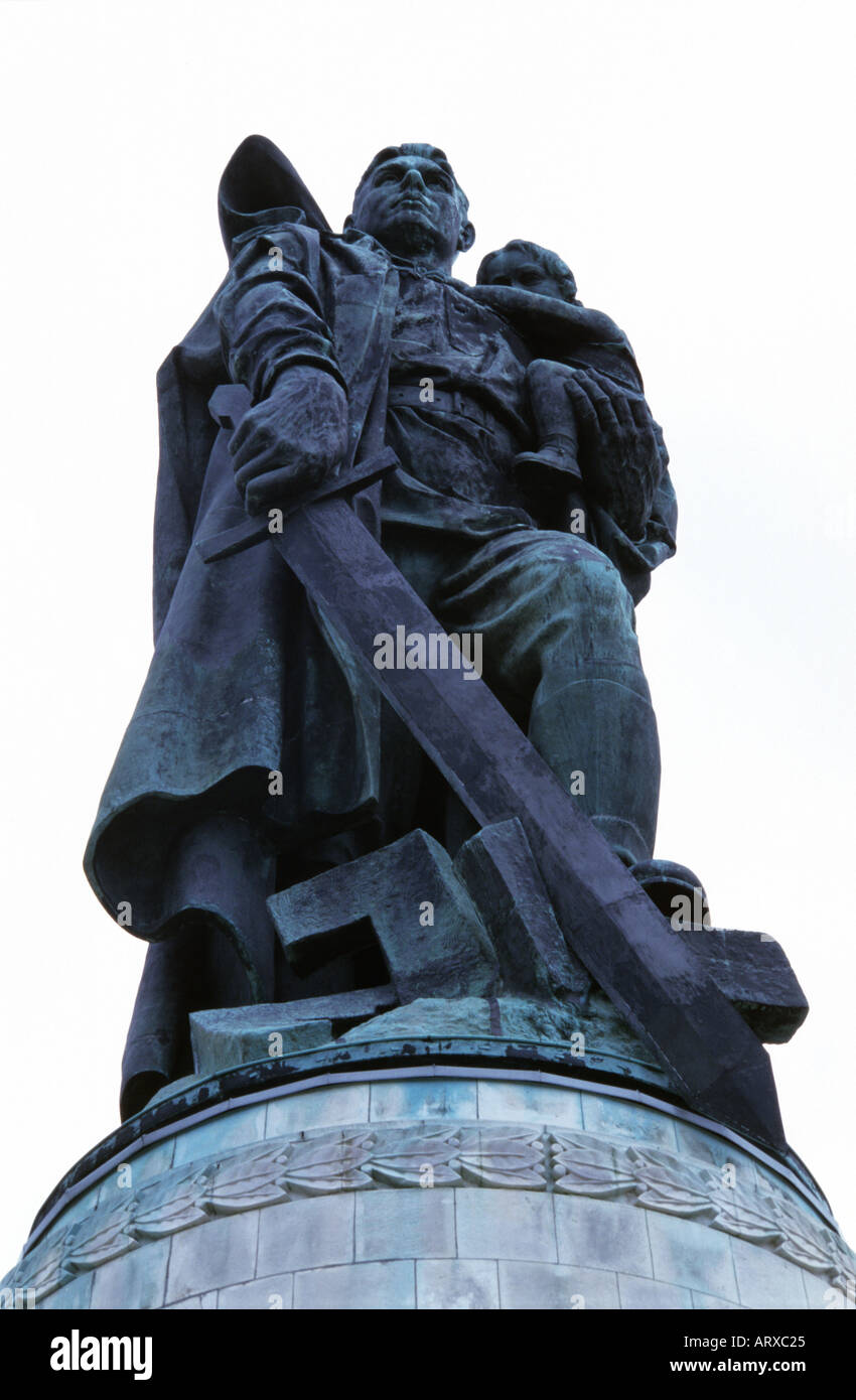 Giant soviet statue hi-res stock photography and images - Alamy