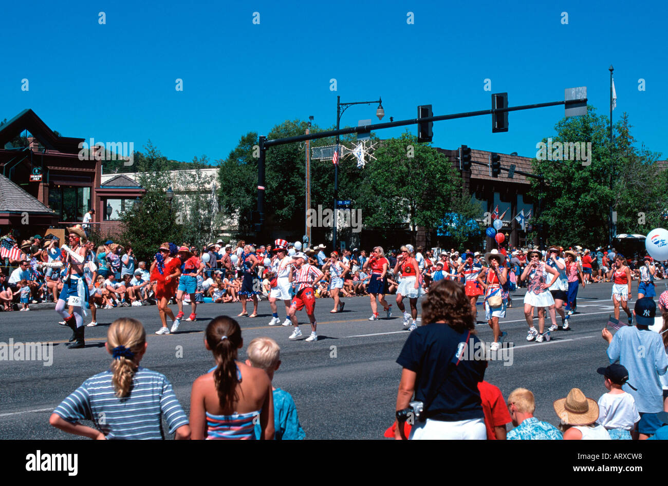 Children watching parade united states hi-res stock photography and ...