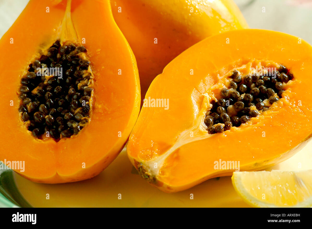 Plate of ripe papaya fruit with lemon wedge Stock Photo - Alamy