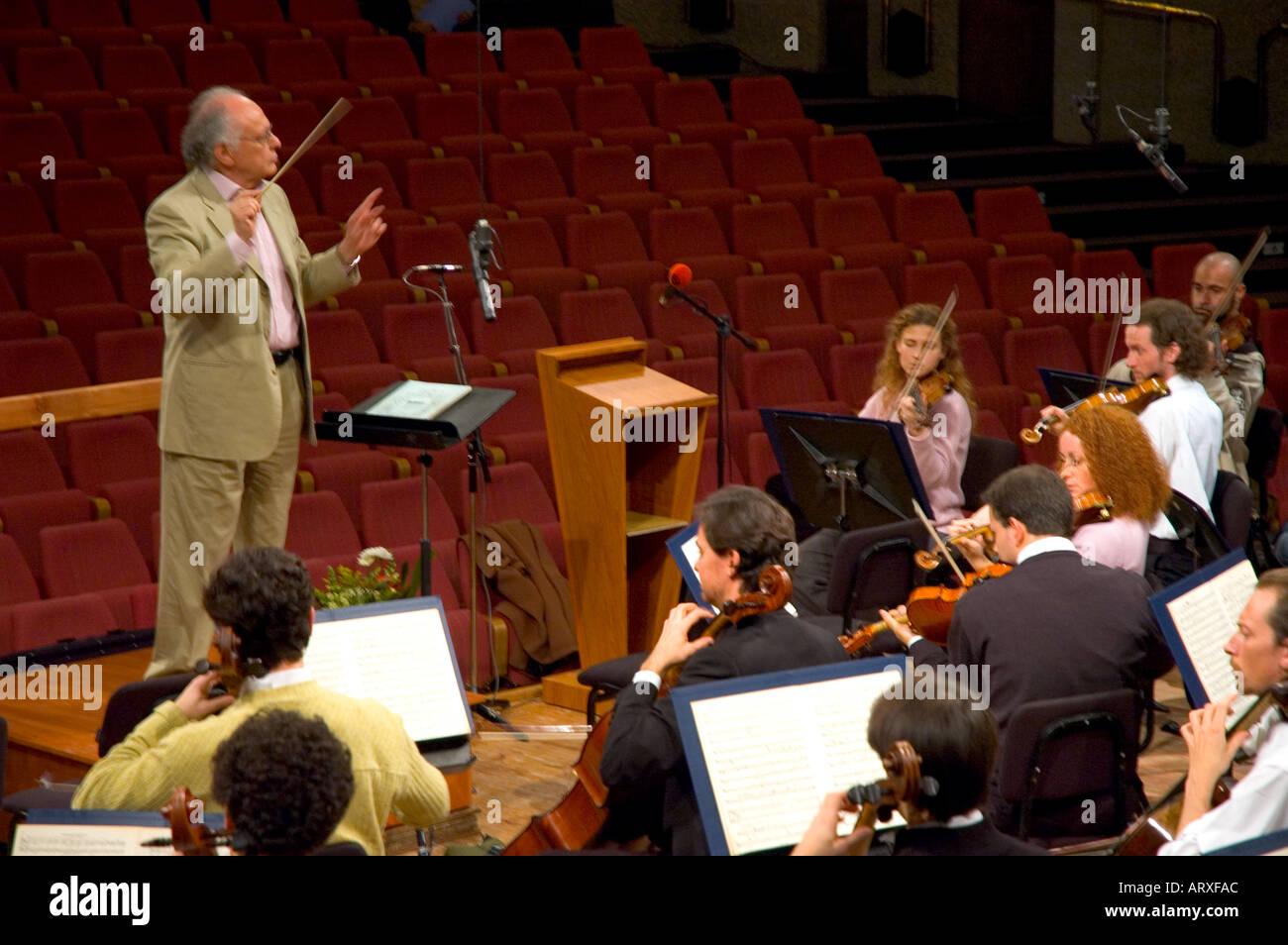 Orchestra concert conductor violins hi-res stock photography and images ...