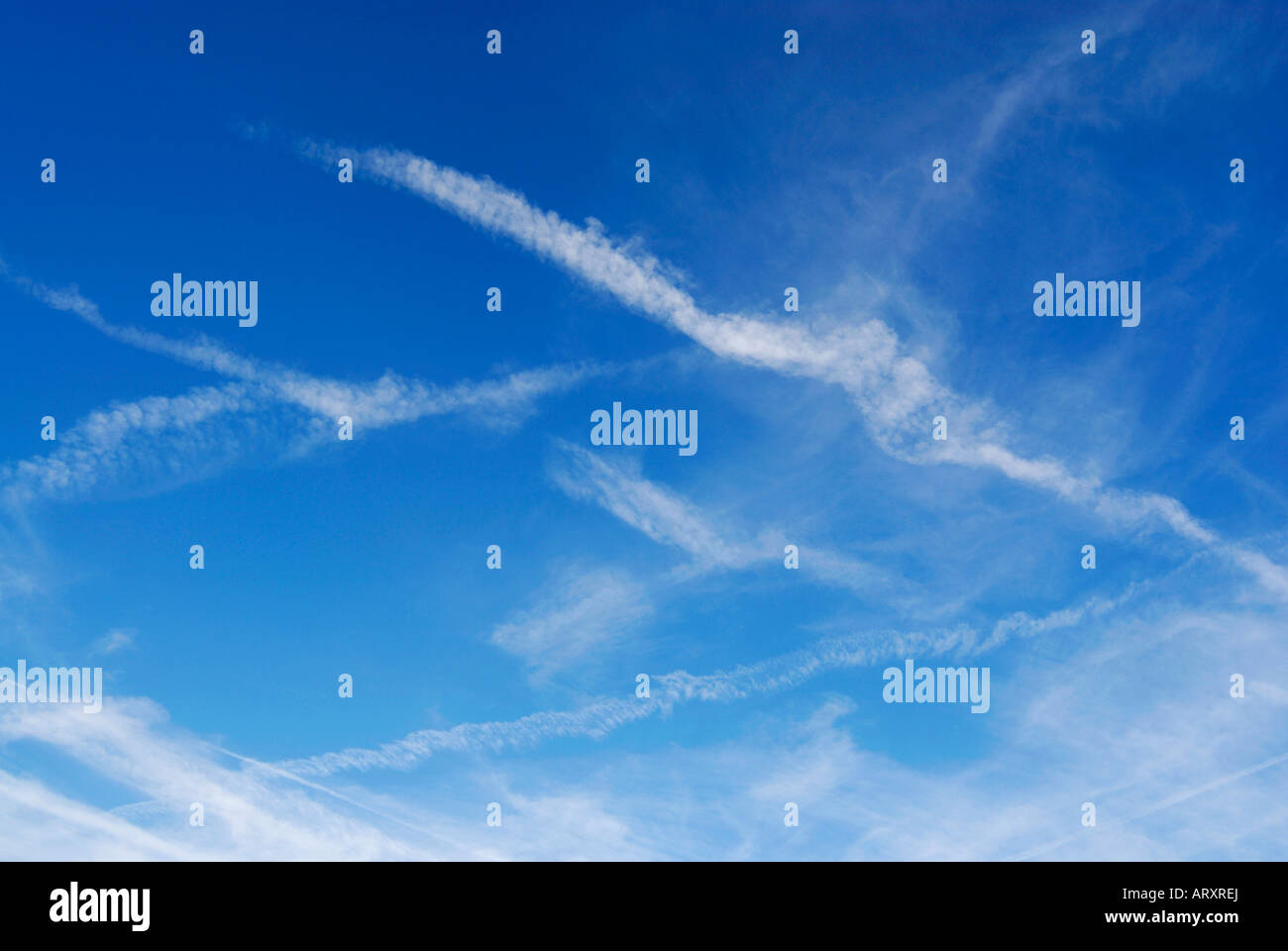 Vapour trails from jets hi-res stock photography and images - Alamy