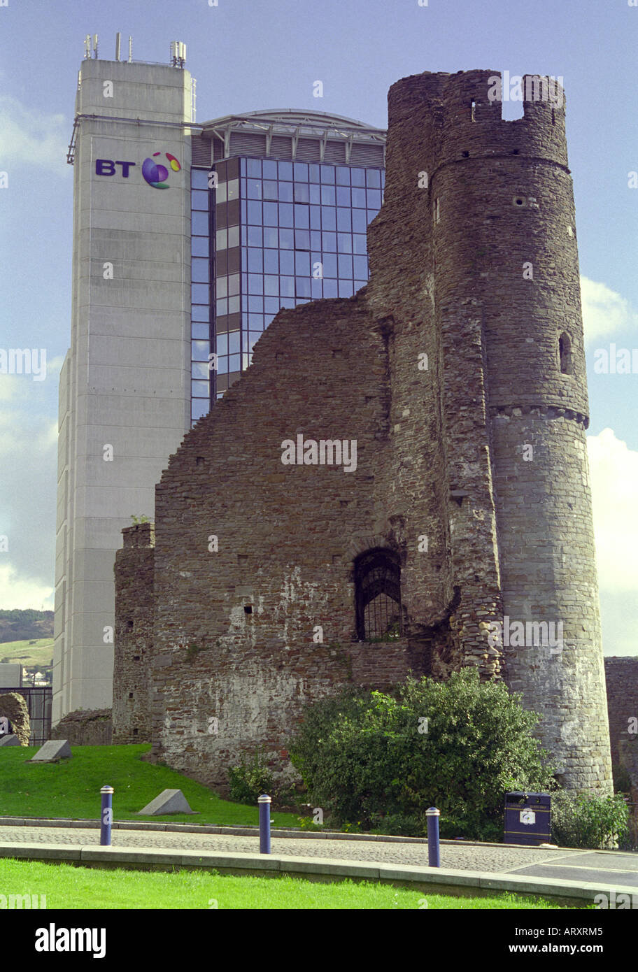 Ruined castle swansea hi-res stock photography and images - Alamy