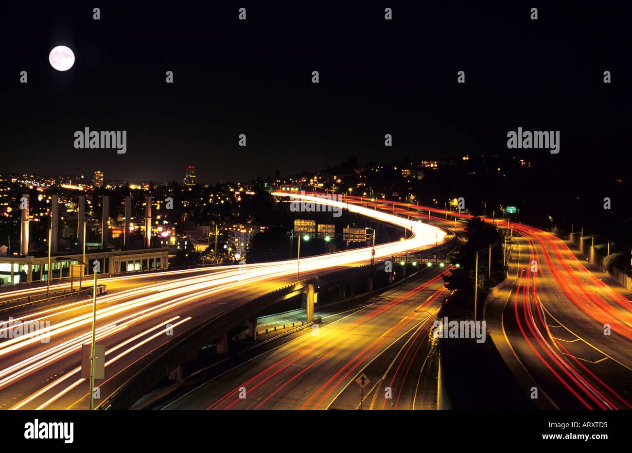Downtown seattle and the i 5 interstate at night hi-res stock ...