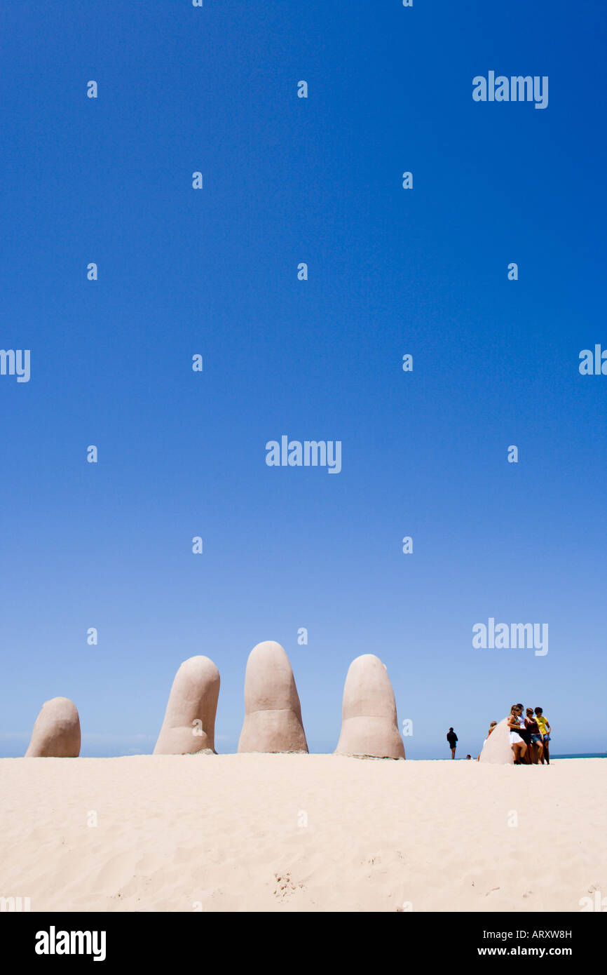 Beachside sculpture La Mano in Punta del Este looks like a giant hand ...