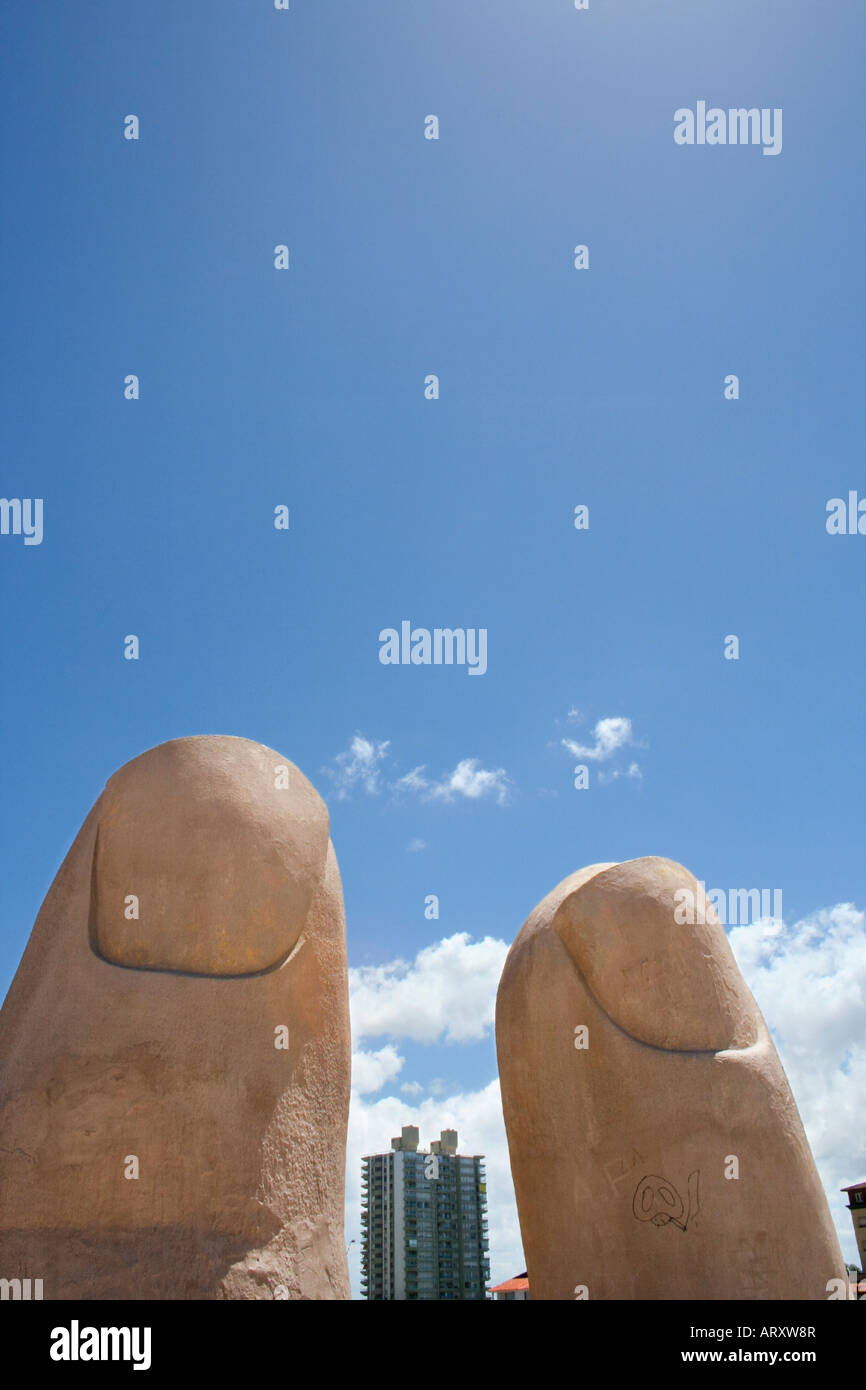 Beachside sculpture La Mano in Punta del Este looks like a giant hand ...