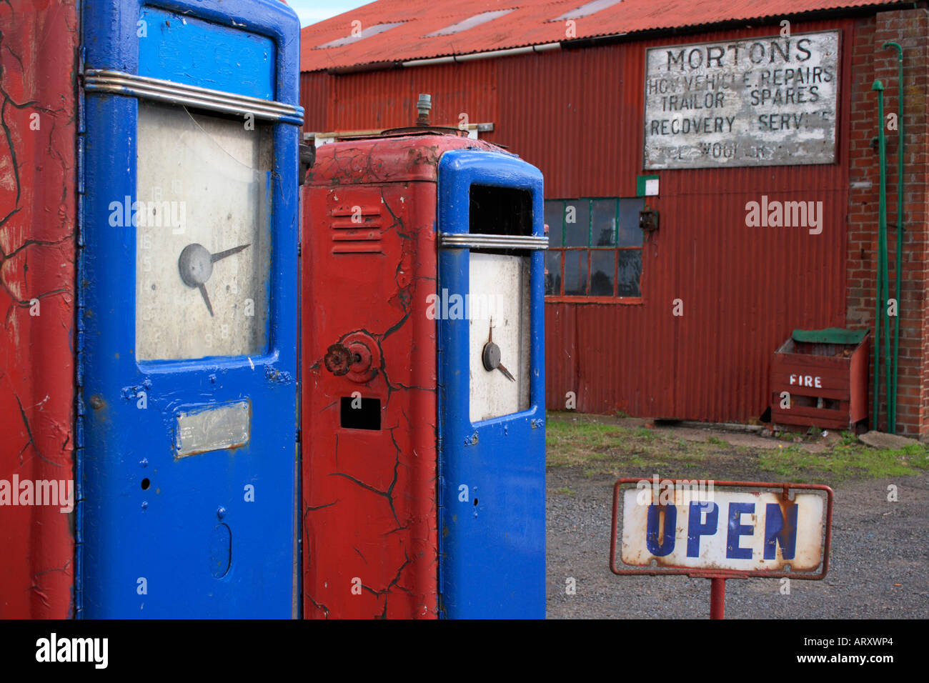 Filling station closed sign hi-res stock photography and images - Alamy