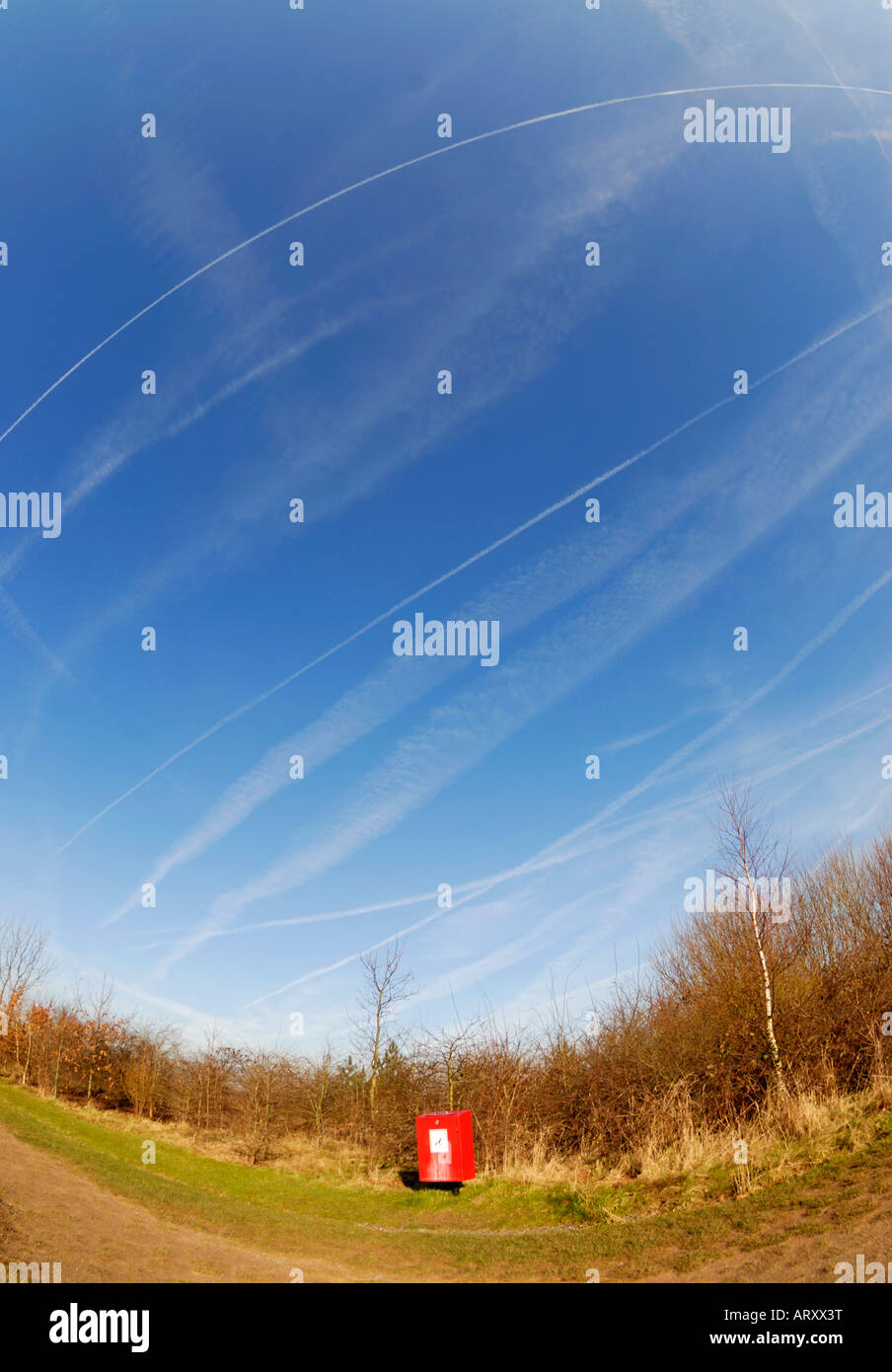 Vapour contrails chemtrails in sky hi-res stock photography and images ...