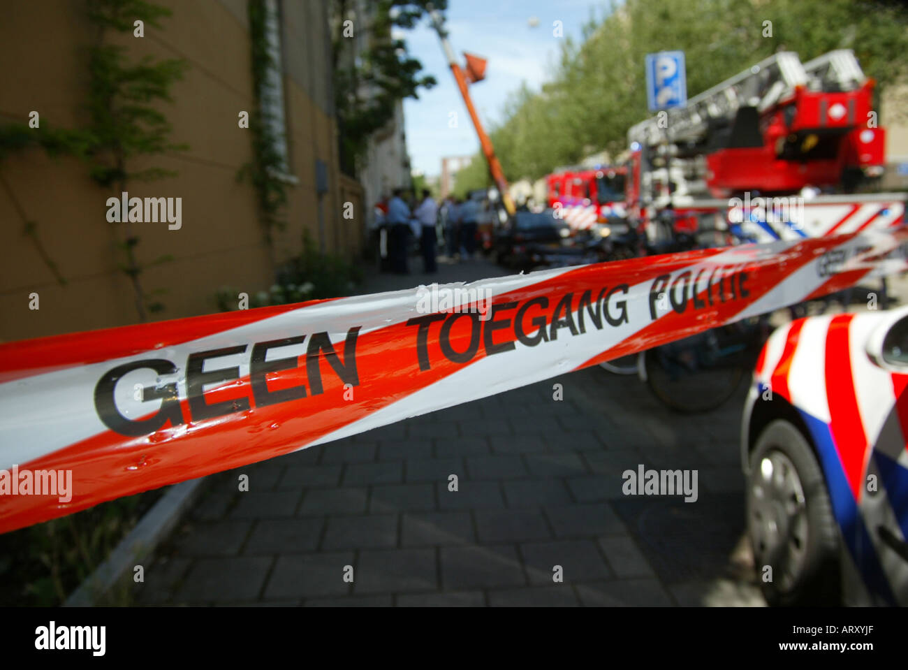 Police officers scene outside hi-res stock photography and images - Alamy