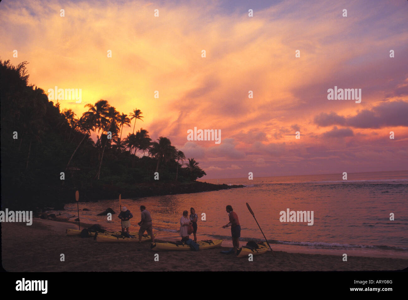 Kee beach at sunset, at the begining of Na Pali kayak adventure Stock ...