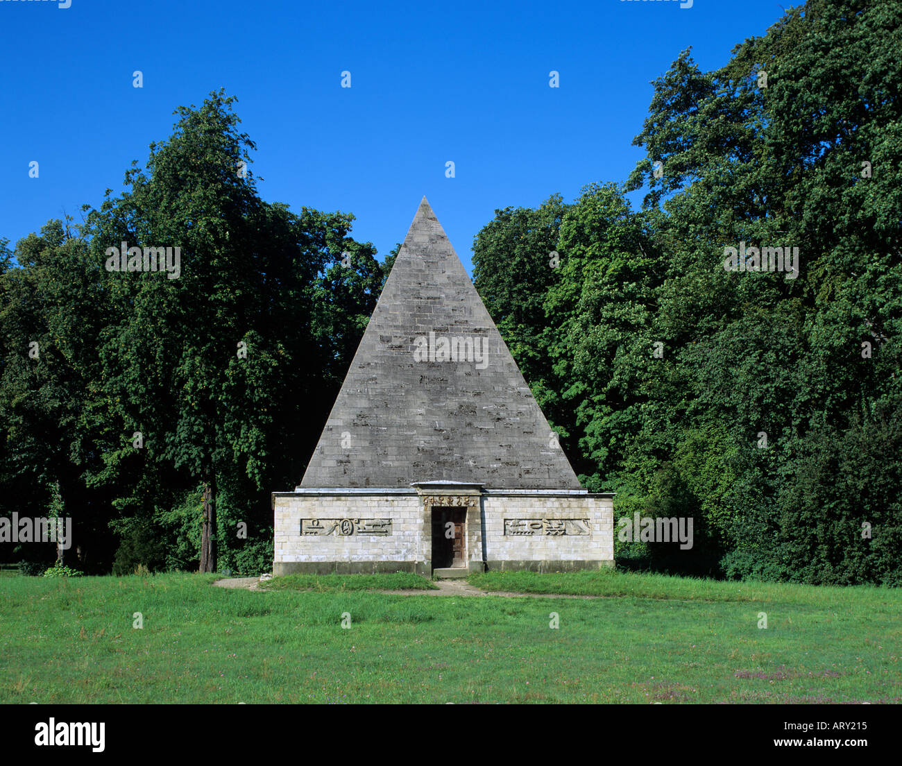 Garden pyramide pyramid hi-res stock photography and images - Alamy