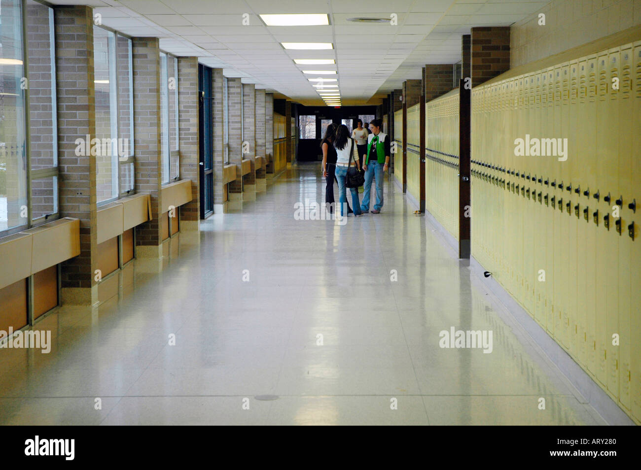 High school hallway hi-res stock photography and images - Alamy