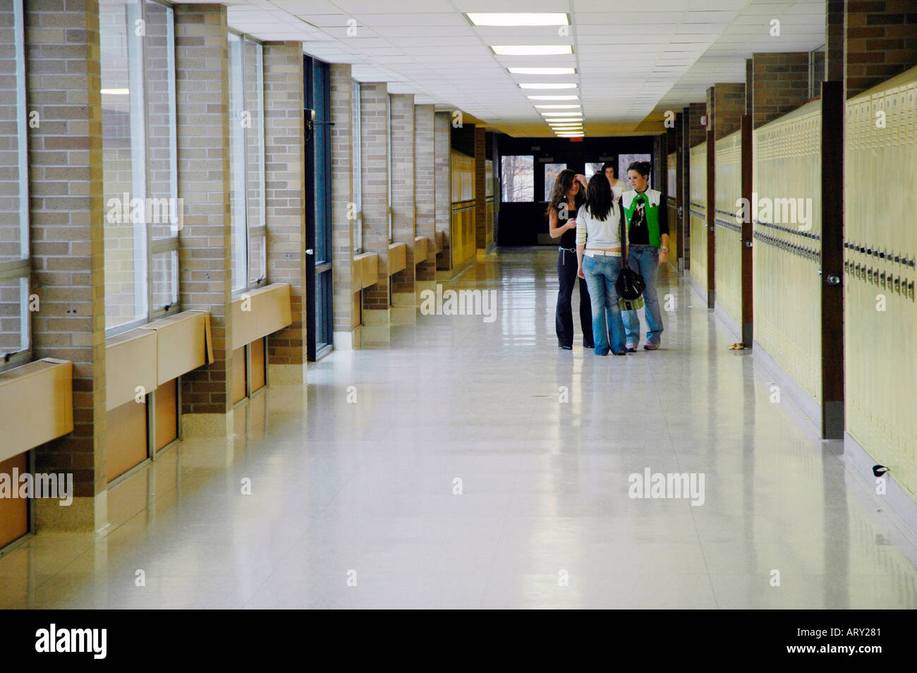 School hallway hi-res stock photography and images - Alamy