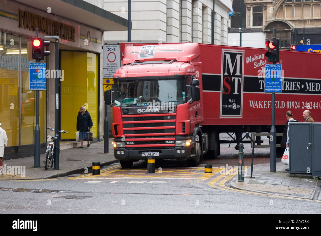 Reversing lorry hi-res stock photography and images - Alamy