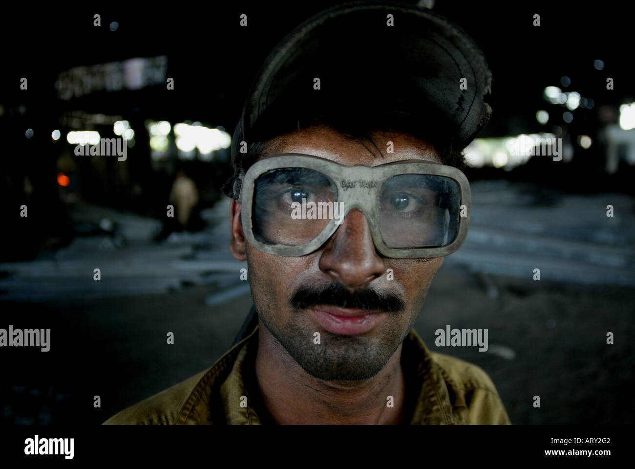 risky work in steel factories in islamabad, Pakistan Stock Photo - Alamy