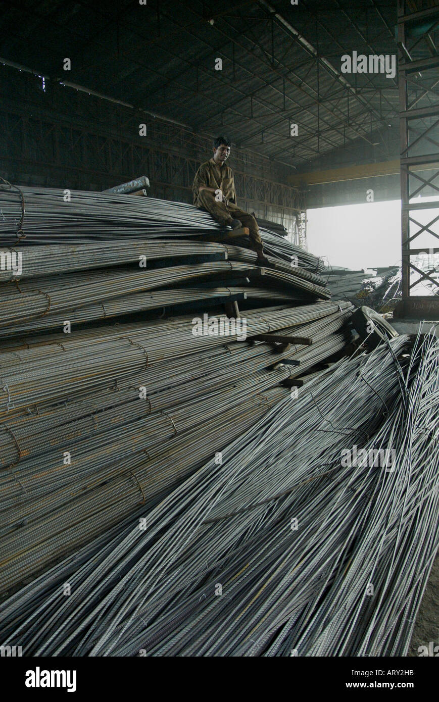 risky work in steel factories in islamabad, Pakistan Stock Photo - Alamy