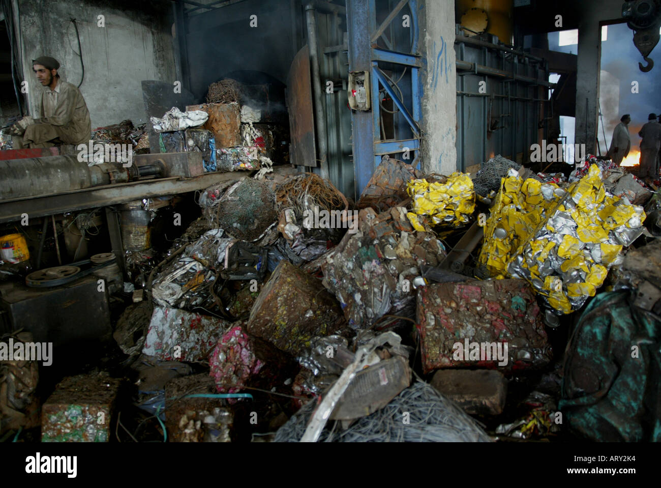 risky work in steel factories in islamabad, Pakistan Stock Photo - Alamy