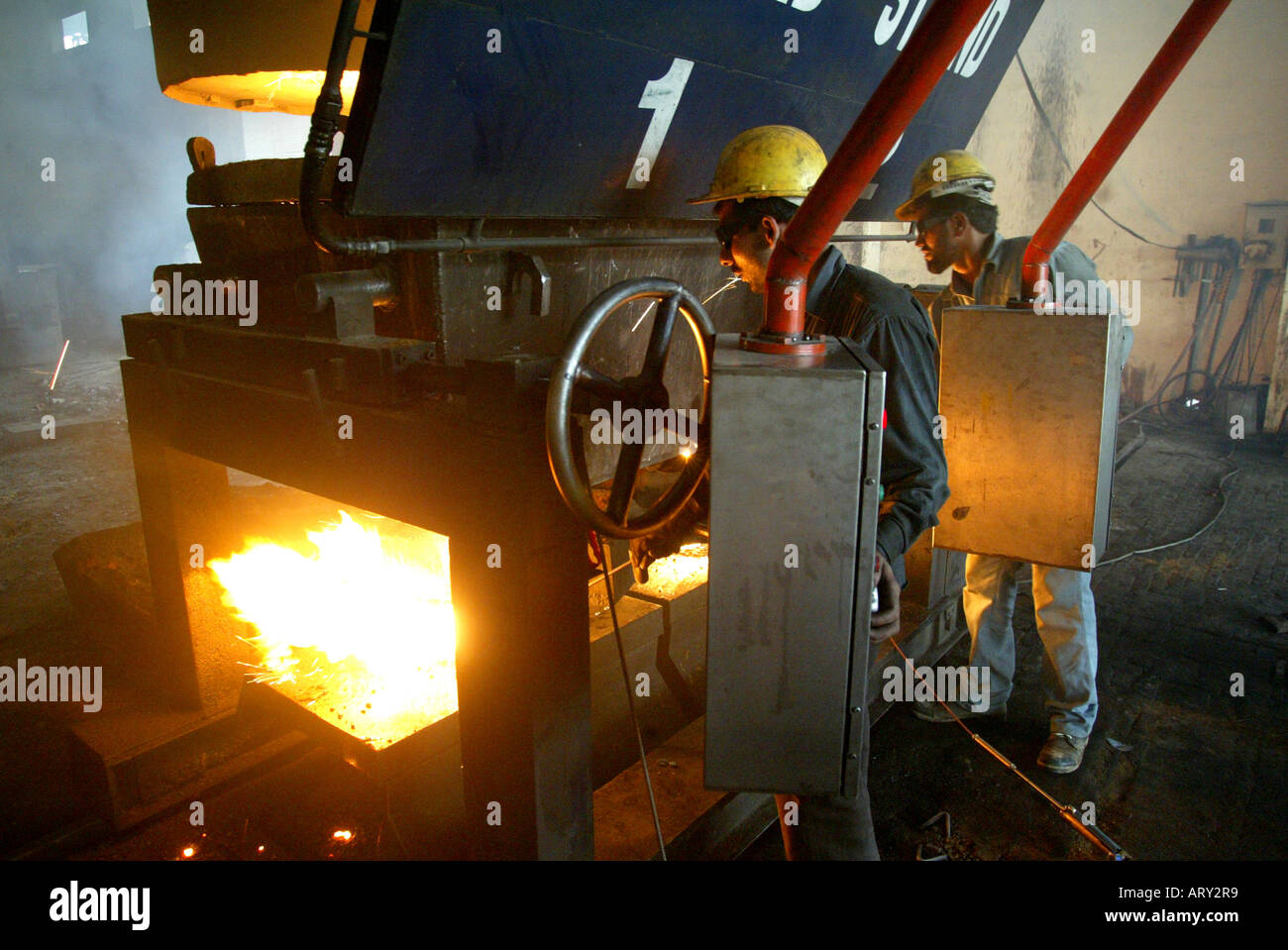 risky work in steel factories in islamabad, Pakistan Stock Photo - Alamy