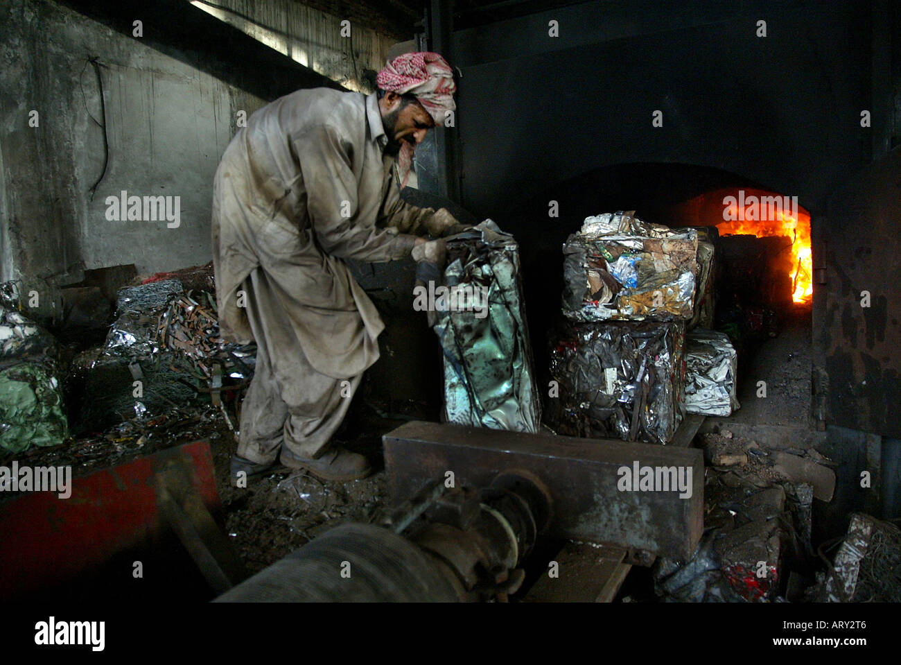 risky work in steel factories in islamabad, Pakistan Stock Photo - Alamy