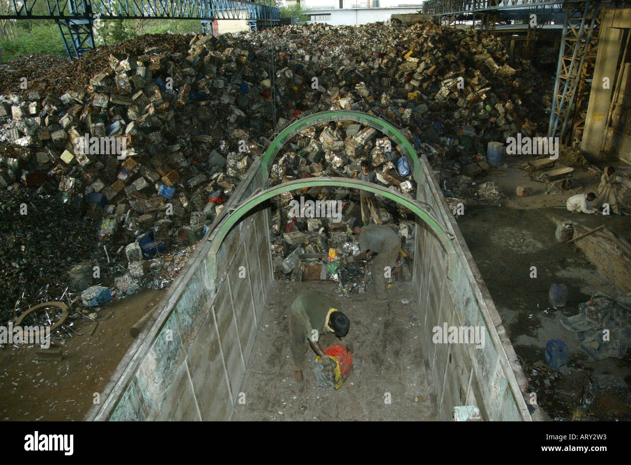 risky work in steel factories in islamabad, Pakistan Stock Photo - Alamy
