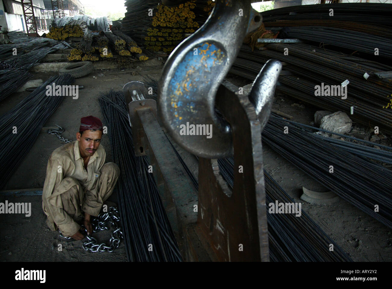 risky work in steel factories in islamabad, Pakistan Stock Photo - Alamy