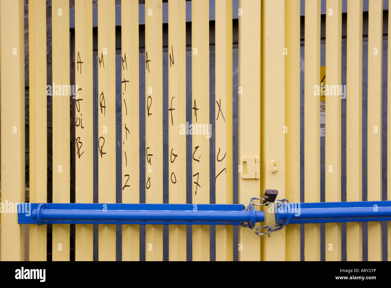 Bar fence hi-res stock photography and images - Alamy