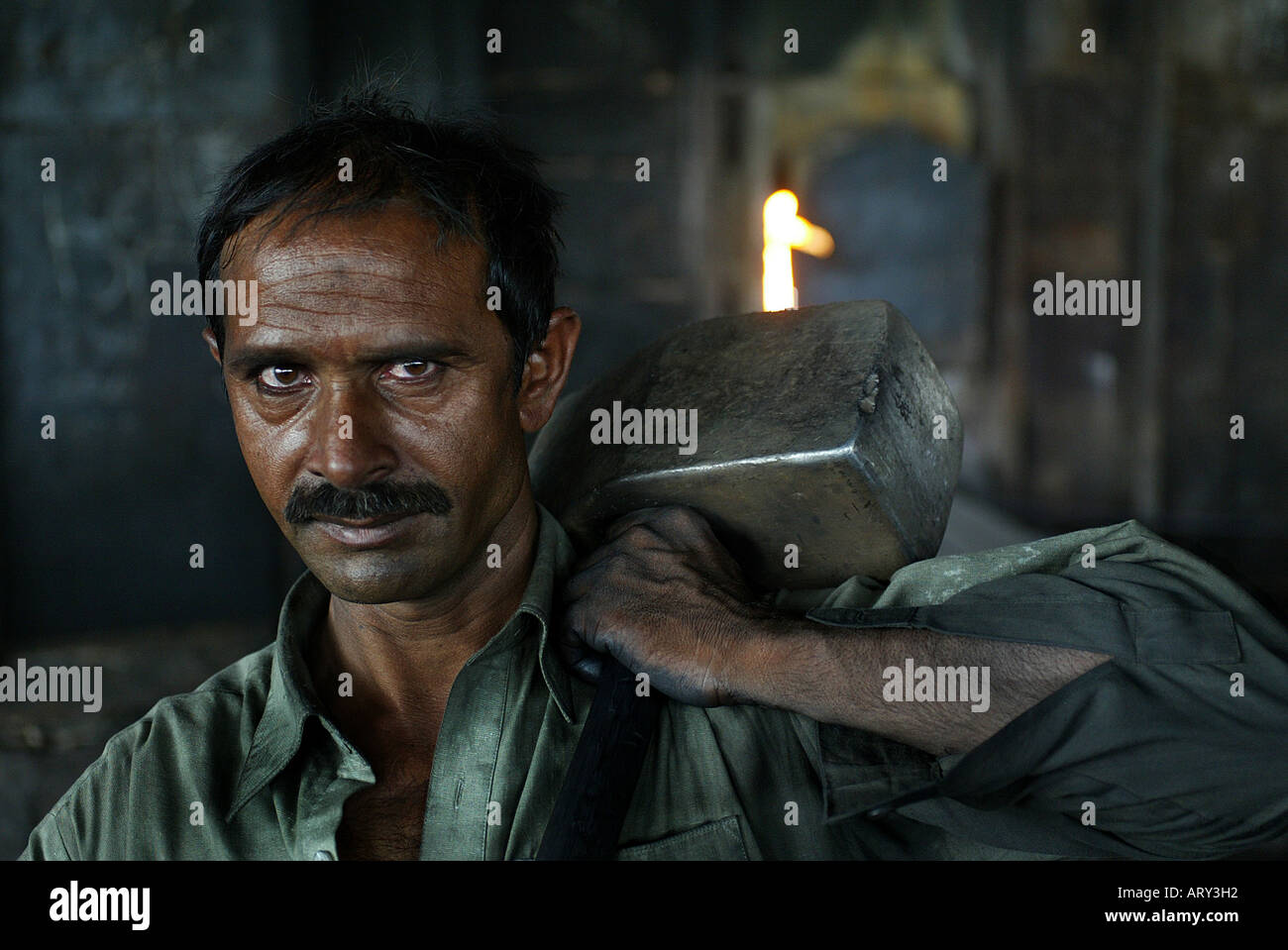 risky work in steel factories in islamabad, Pakistan Stock Photo - Alamy