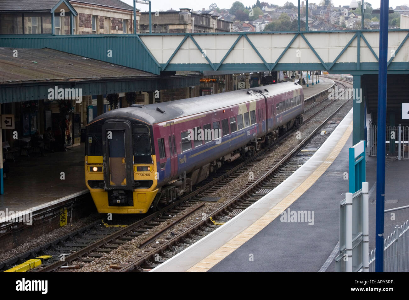 Train pulling into Newport railway station Stock Photo - Alamy