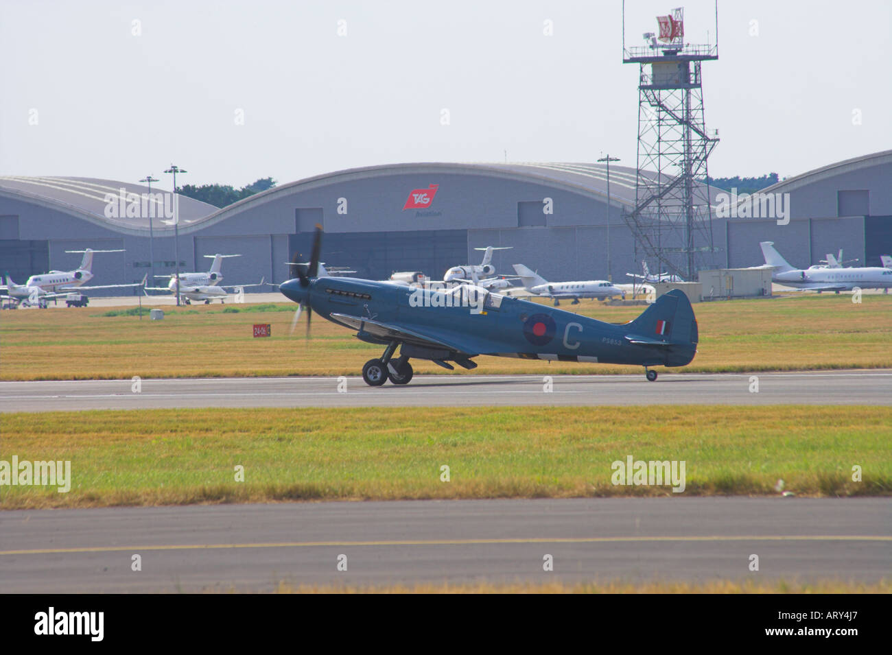 Rolls Royce Spitfire taxiing to take off at Farnborough Stock Photo - Alamy