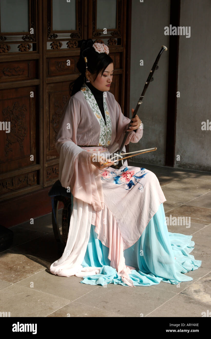 The Lingering Garden Girl Playing Erhu Stock Photo - Alamy