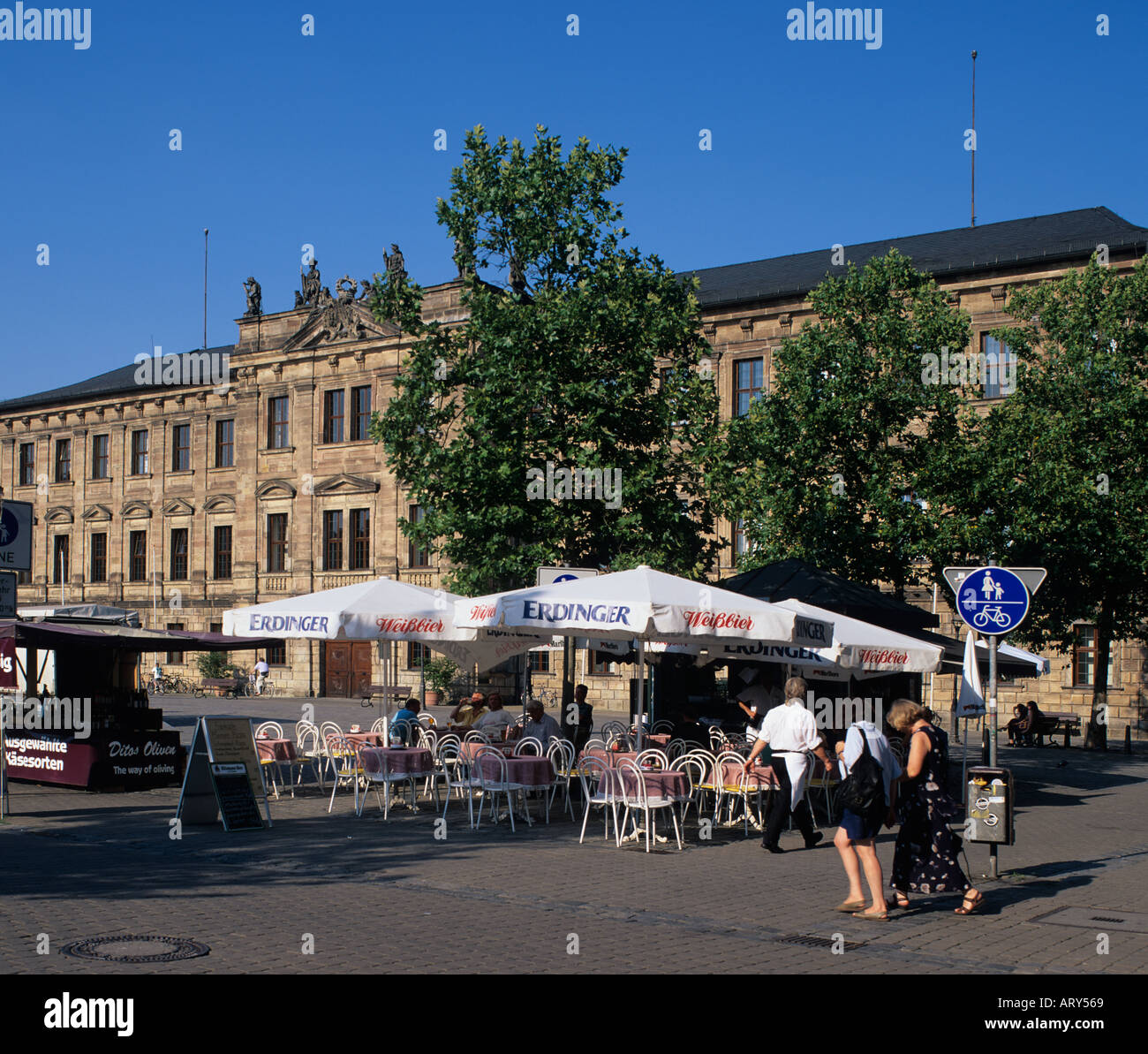 Schloss biergarten hi-res stock photography and images - Alamy