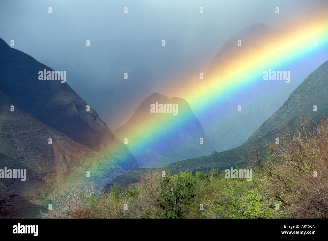 Ukumehame, Maui. Rainbow with the West Maui Mountains Stock Photo - Alamy