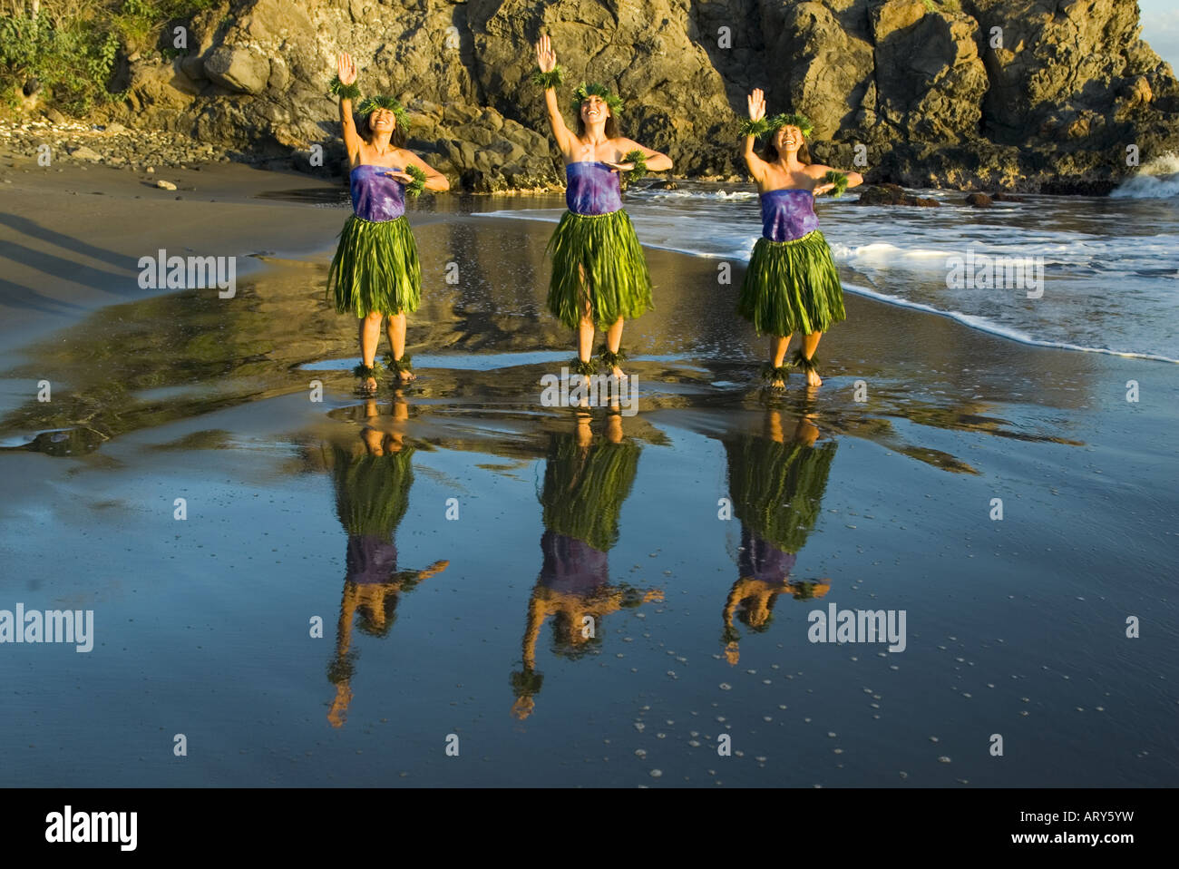 Female hula dancers hawaii hi-res stock photography and images - Alamy