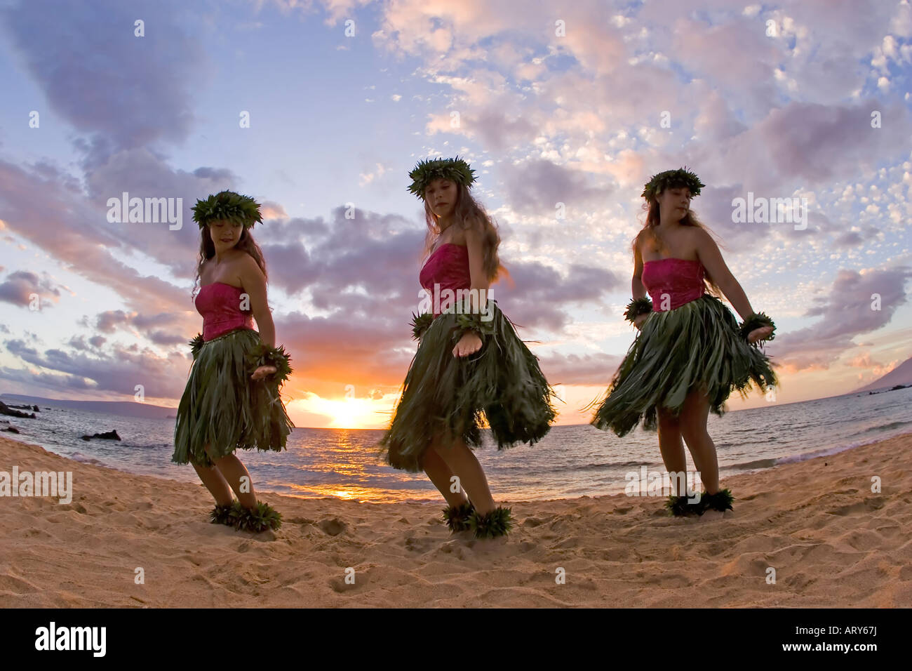 Hawaii dancers beach hi-res stock photography and images - Alamy