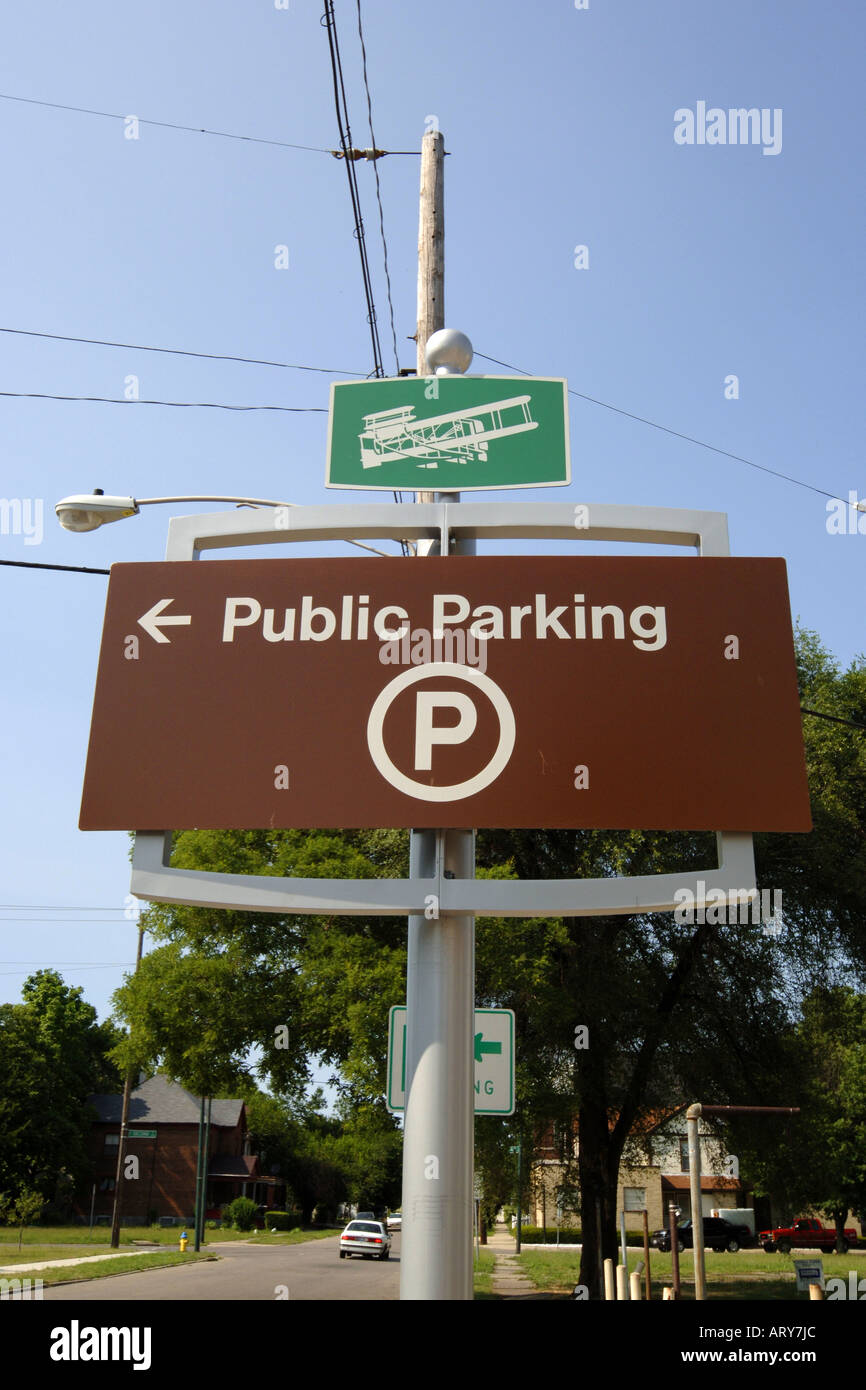 Public parking signpost in downtown Dayton, Ohio Stock Photo - Alamy