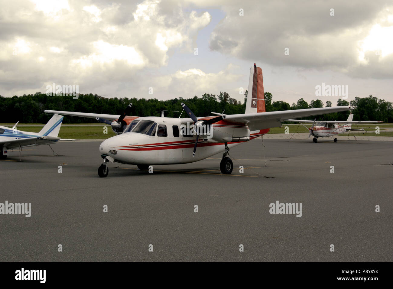 Twin engined civil aircraft hi-res stock photography and images - Alamy