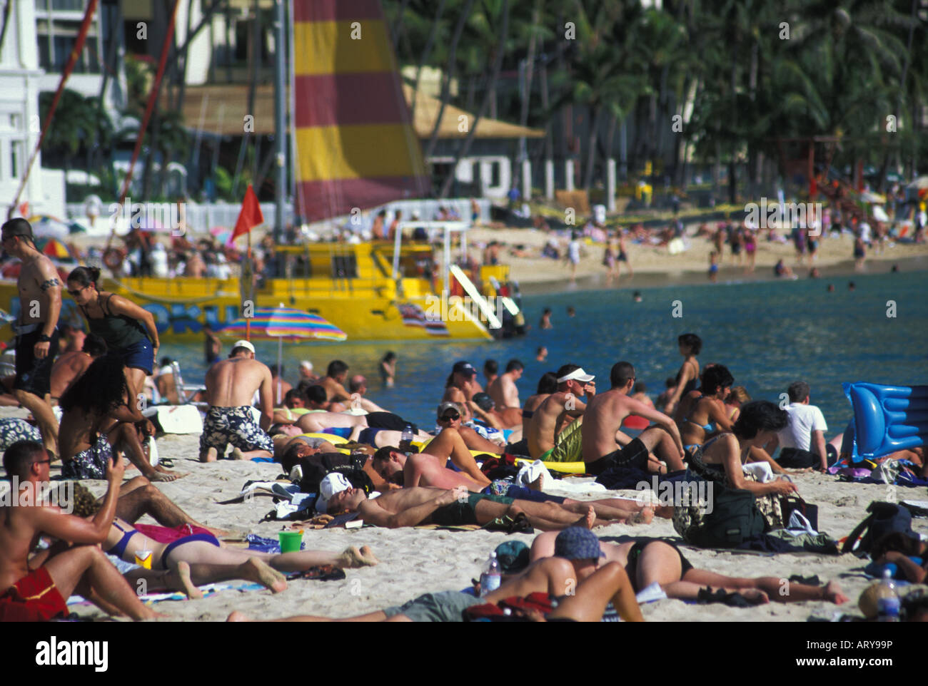 Crowds on waikiki beach hi-res stock photography and images - Alamy