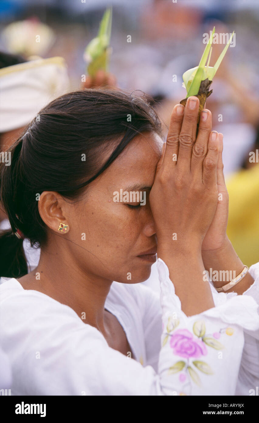 Woman praying at temple ceremony, bali Stock Photo - Alamy