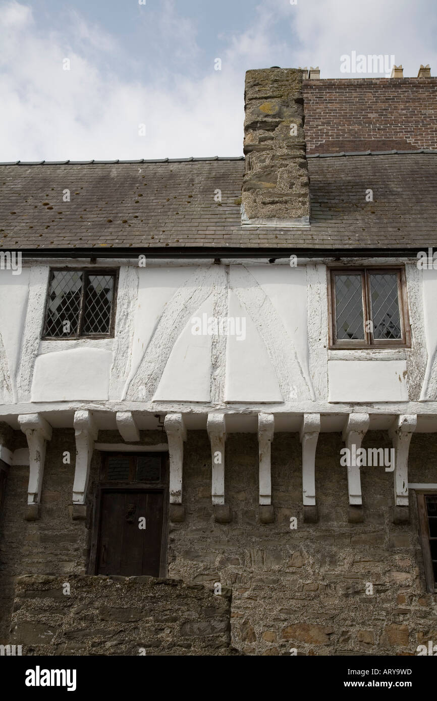 Overhanging upper story hi-res stock photography and images - Alamy