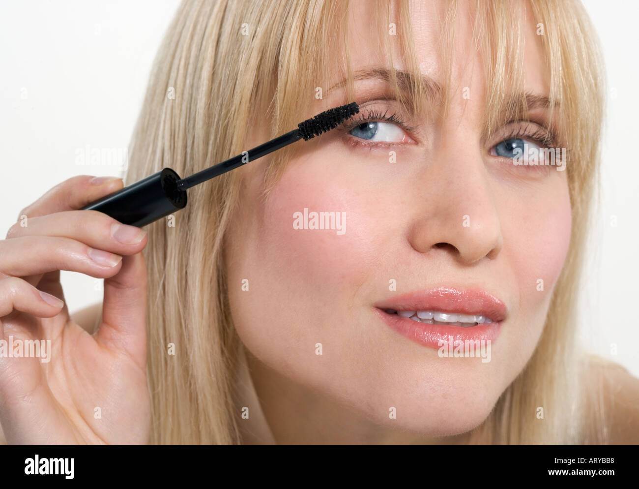 Woman applying mascara Stock Photo - Alamy