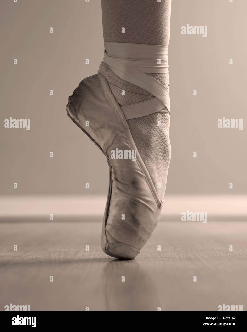 Ballet feet on point hi-res stock photography and images - Alamy