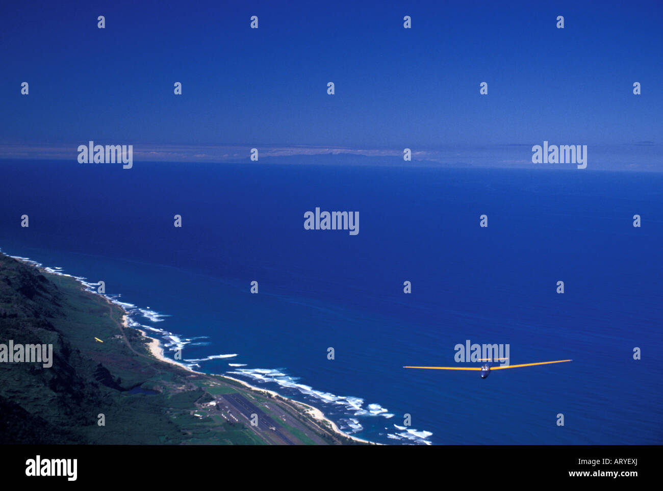 Glider soaring over North Shore coastline and ocean Stock Photo - Alamy