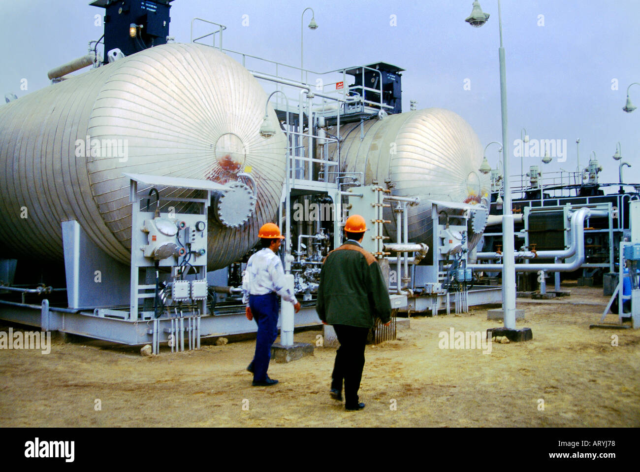 Burgan oil field kuwait tanks hi-res stock photography and images - Alamy