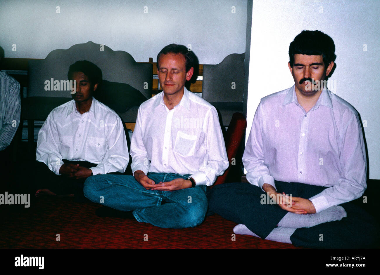 Buddhist England Buddhapadipa Temple Meditating Class Stock Photo - Alamy