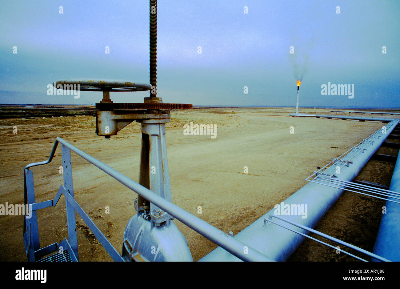 Burgan oil field hi-res stock photography and images - Alamy