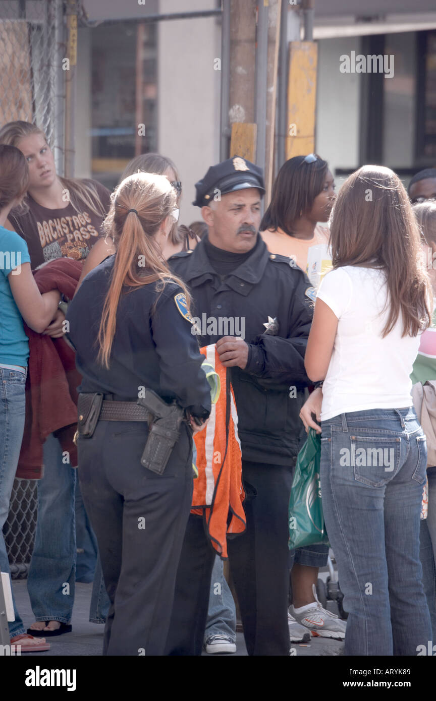 Woman talking to policeman hi-res stock photography and images - Alamy