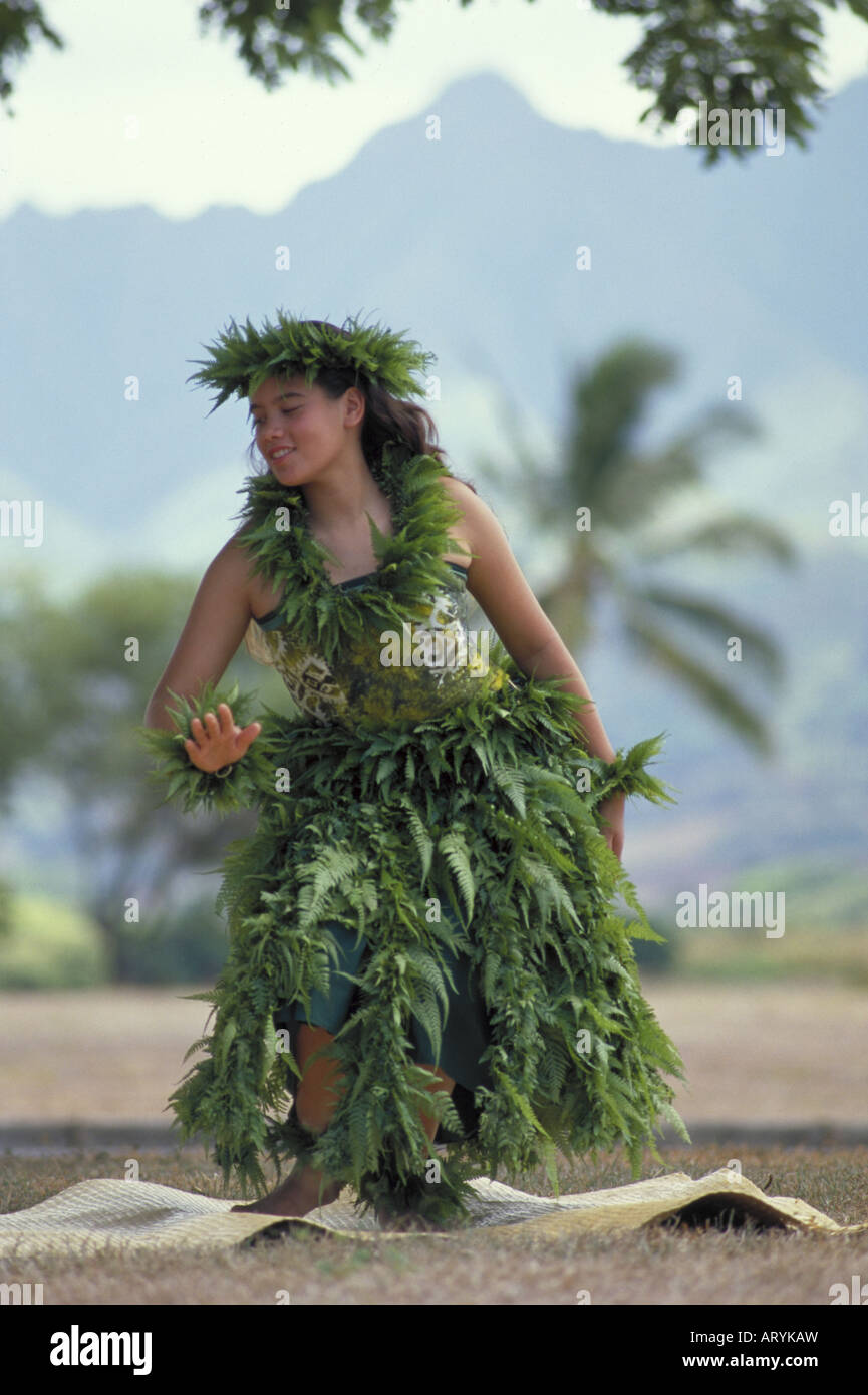 Young woman performing hula kahiko (traditional hula Stock Photo - Alamy