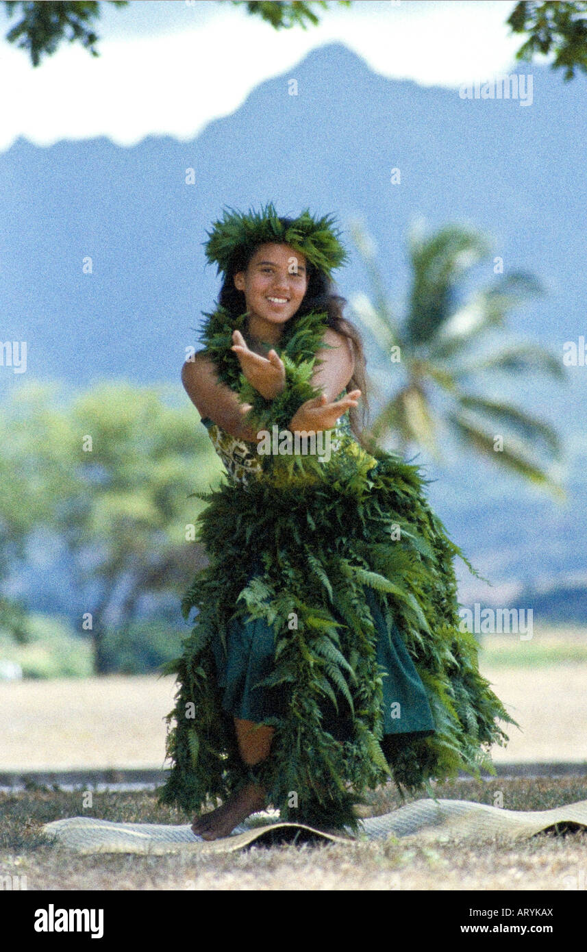 Young woman performing hula kahiko (traditional hula Stock Photo - Alamy