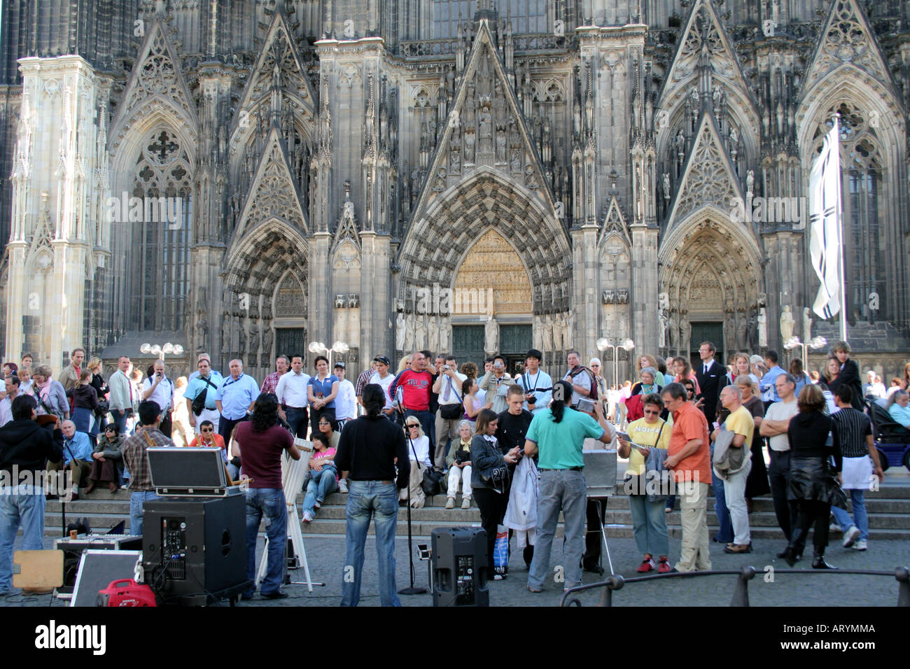 crowd of people watching street show in front of Cologne Cathedral ...