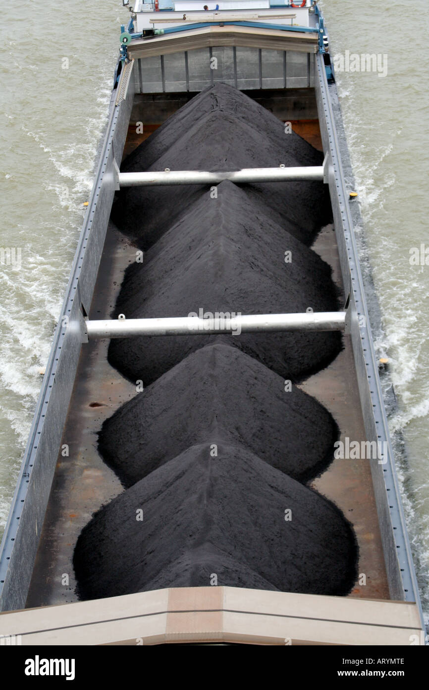 Coal barge hi-res stock photography and images - Alamy